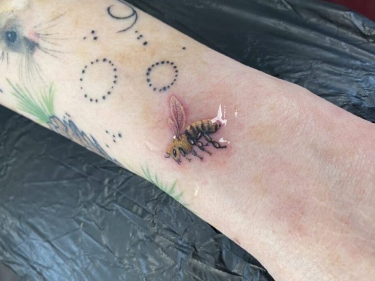 Wie viel kostet ein kleines Tattoo? Preise und Faktoren erklärt